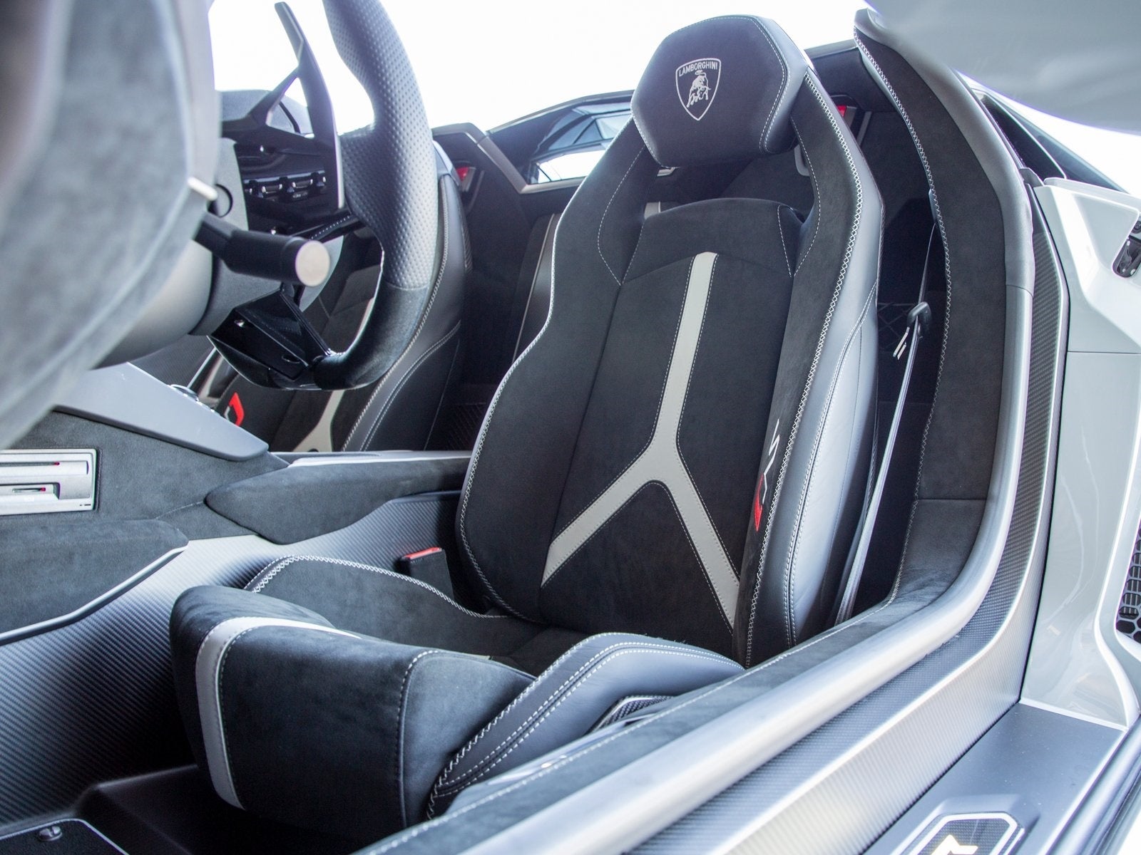 Detail on 2021 Lamborghini Aventador LP770-4 SVJ Roadster ZHWUN6ZD0MLA10487